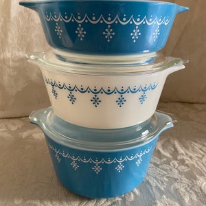 Pyrex Blue and White Snowflake Garland Set of 3 Casseroles With 2 Lids ...