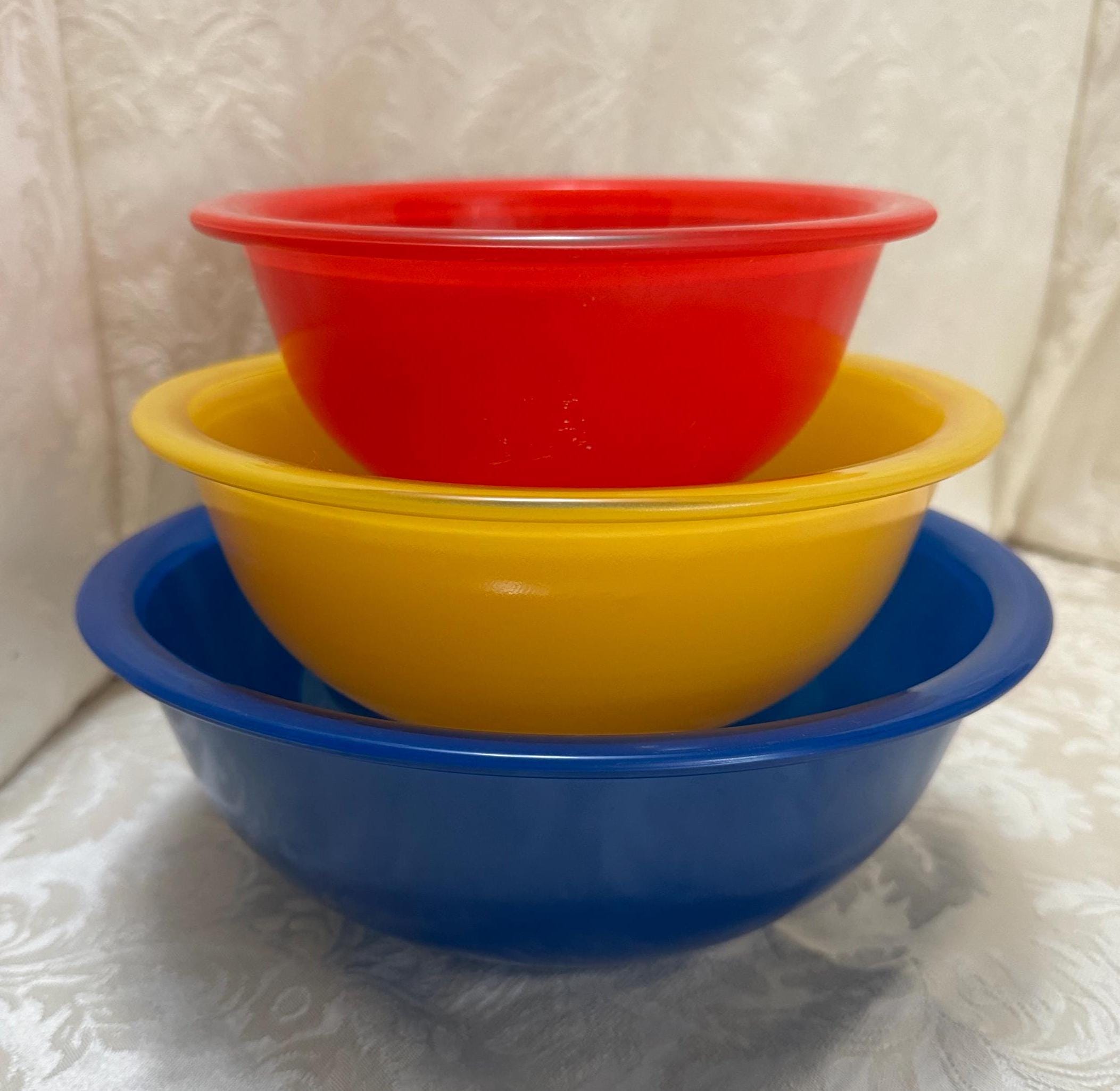 Pyrex Set of 3 Primary Colors Nesting Mixing Bowls #322, #323 and #325 ...