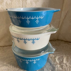 Pyrex Blue and White Snowflake Garland Set of 3 Casseroles With 2 Lids ...