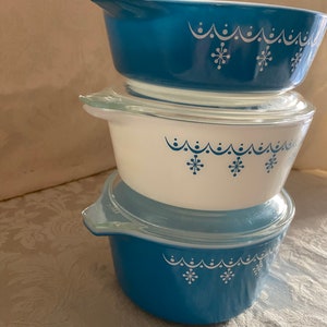 Pyrex Blue and White Snowflake Garland Set of 3 Casseroles With 2 Lids ...