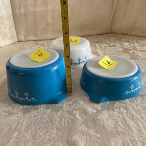 Pyrex Blue and White Snowflake Garland Set of 3 Casseroles With 2 Lids ...