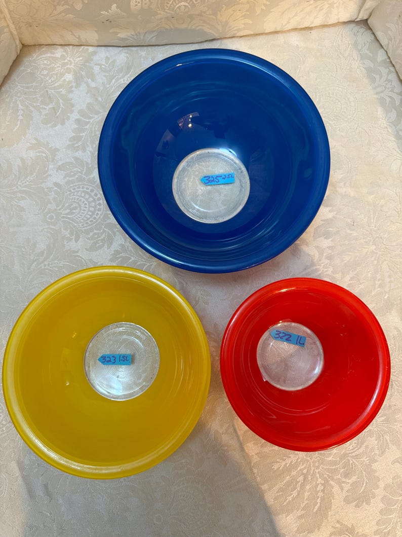 Pyrex Set of 3 Primary Colors Nesting Mixing Bowls #322, #323 and #325 ...