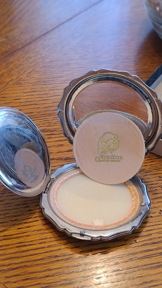 NOS Stratton of England Powder Compact, Queen Convert… - Gem