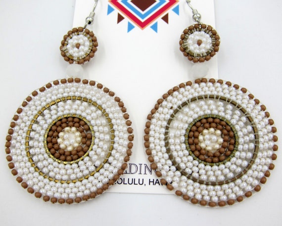 Traditional native American hand beaded rosette medallion - munimoro.gob.pe