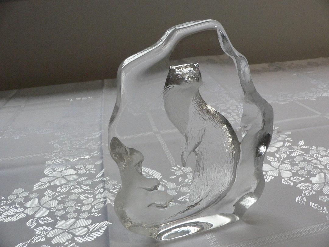 Vintage Mats Jonasson Crystal Paperweight Wildlife Otter Sculpture
