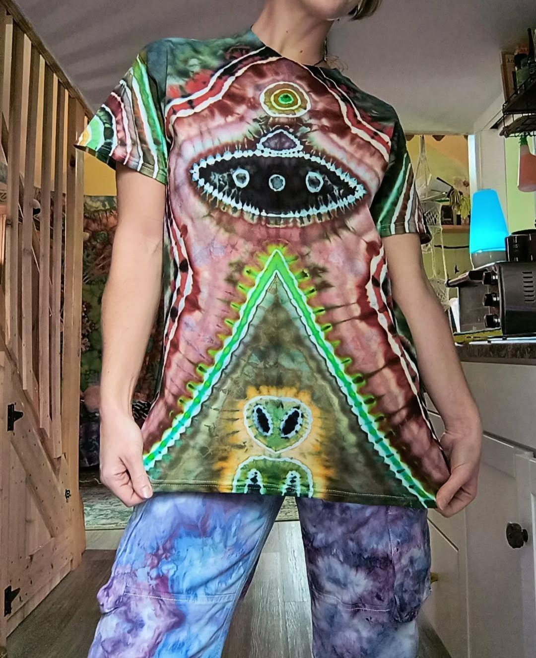 CUSTOM Alien UFO Tie Dye | Personalized Your Colors | Bwagnuka - Etsy