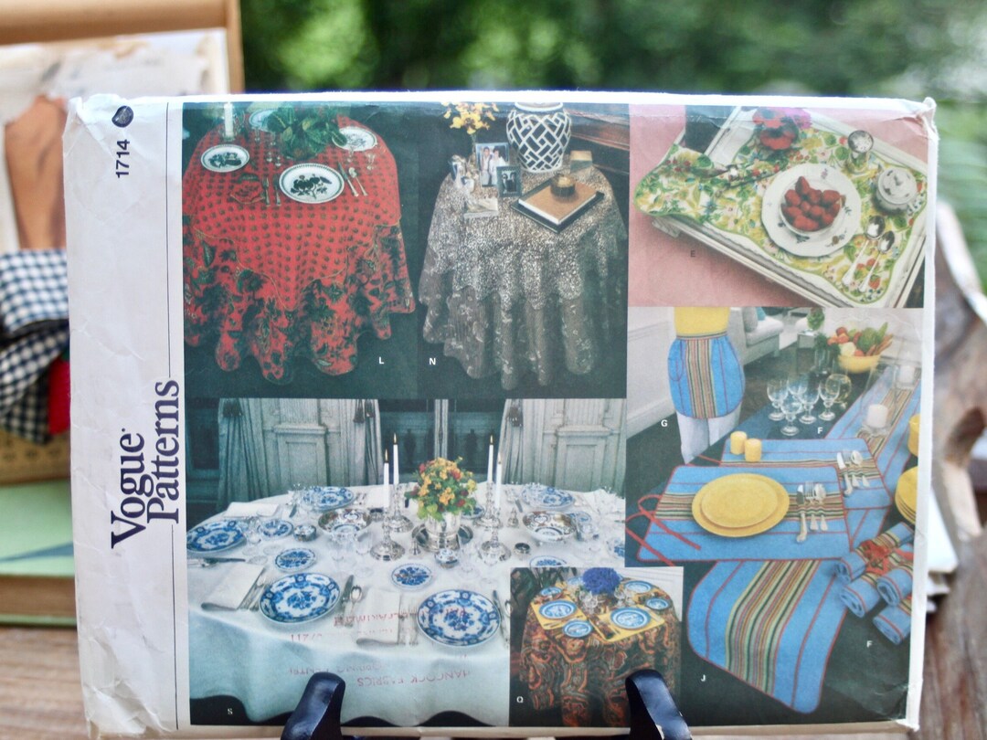 1990s Vogue Patterns 1714, Table Linens: Cocktail and Dinner Napkin ...