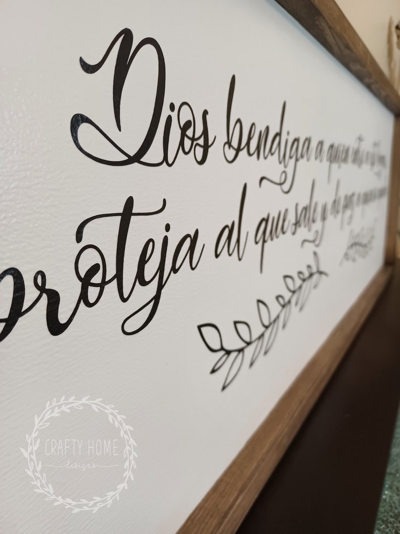 Dios bendiga a quien entre a este hogar, proteja al que venta y de paz ... Dios bendiga a quien entre a este hogar, proteja al que venta y de paz ...