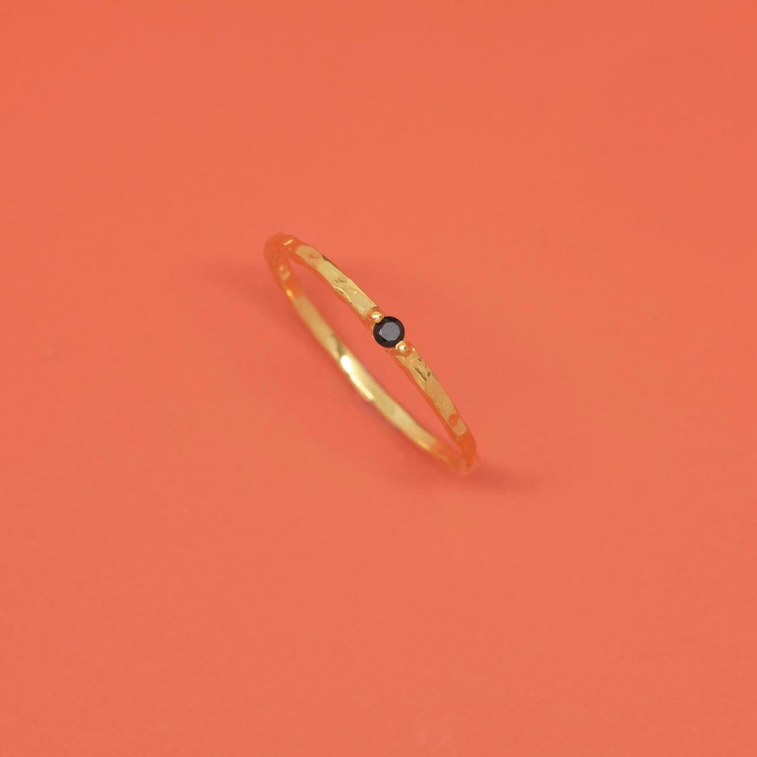 Anillo con superficie martillada y gema negra, plata reciclada con baño ...