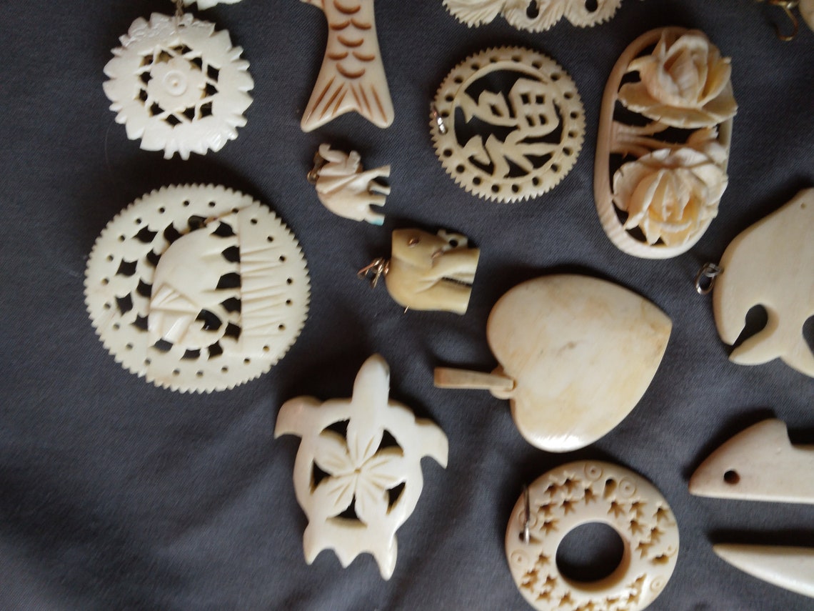 17 Piece Lot Vintage Carved Creamy Ivory Bone Colored Carved Pendants ...