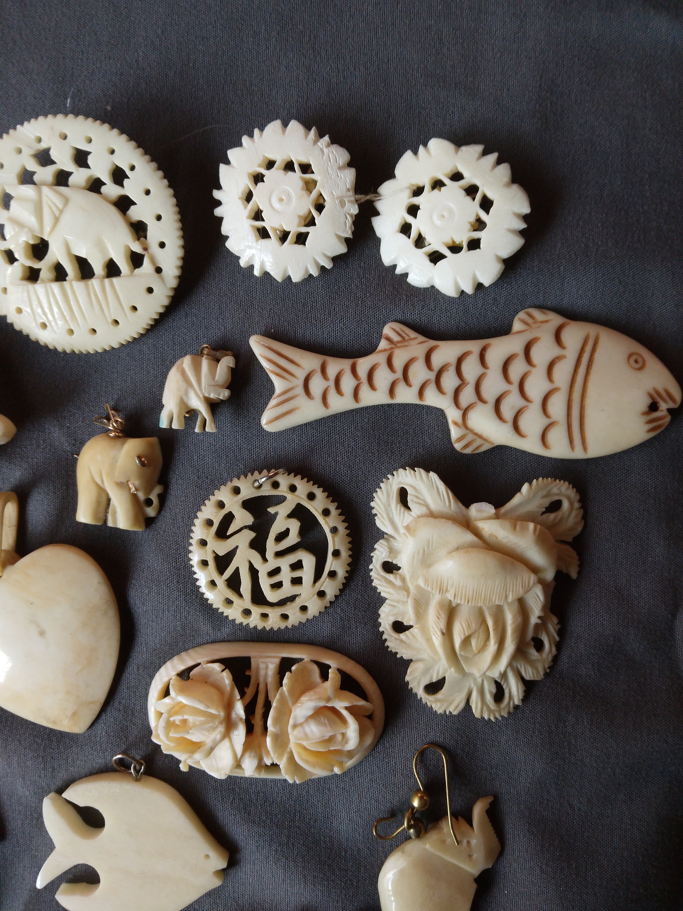 17 Piece Lot Vintage Carved Creamy Ivory Bone Colored Carved Pendants ...