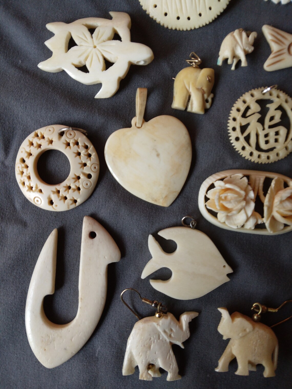 17 Piece Lot Vintage Carved Creamy Ivory Bone Colored Carved Pendants ...