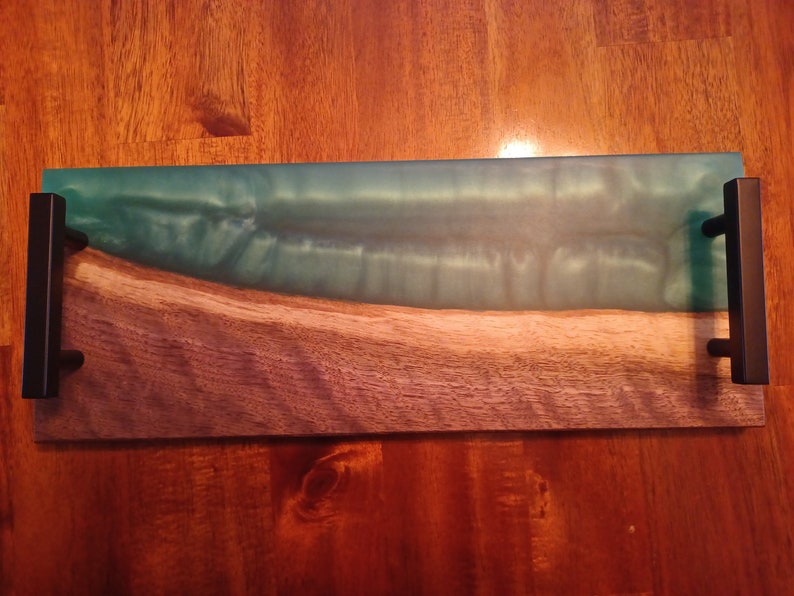 Tabla de quesos Live Edge de nogal y resina verde - Etsy México