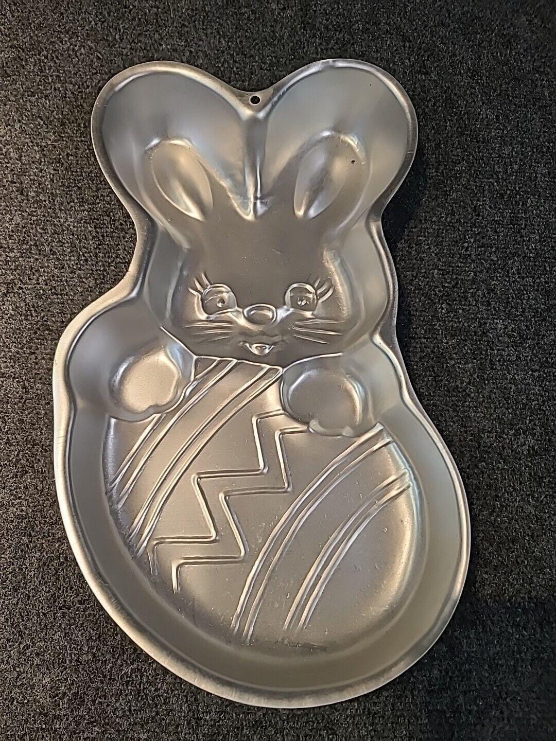 Wilton Peek A Boo Easter Bunny W/ Egg Novelty Shape Aluminum Cake Pan ...