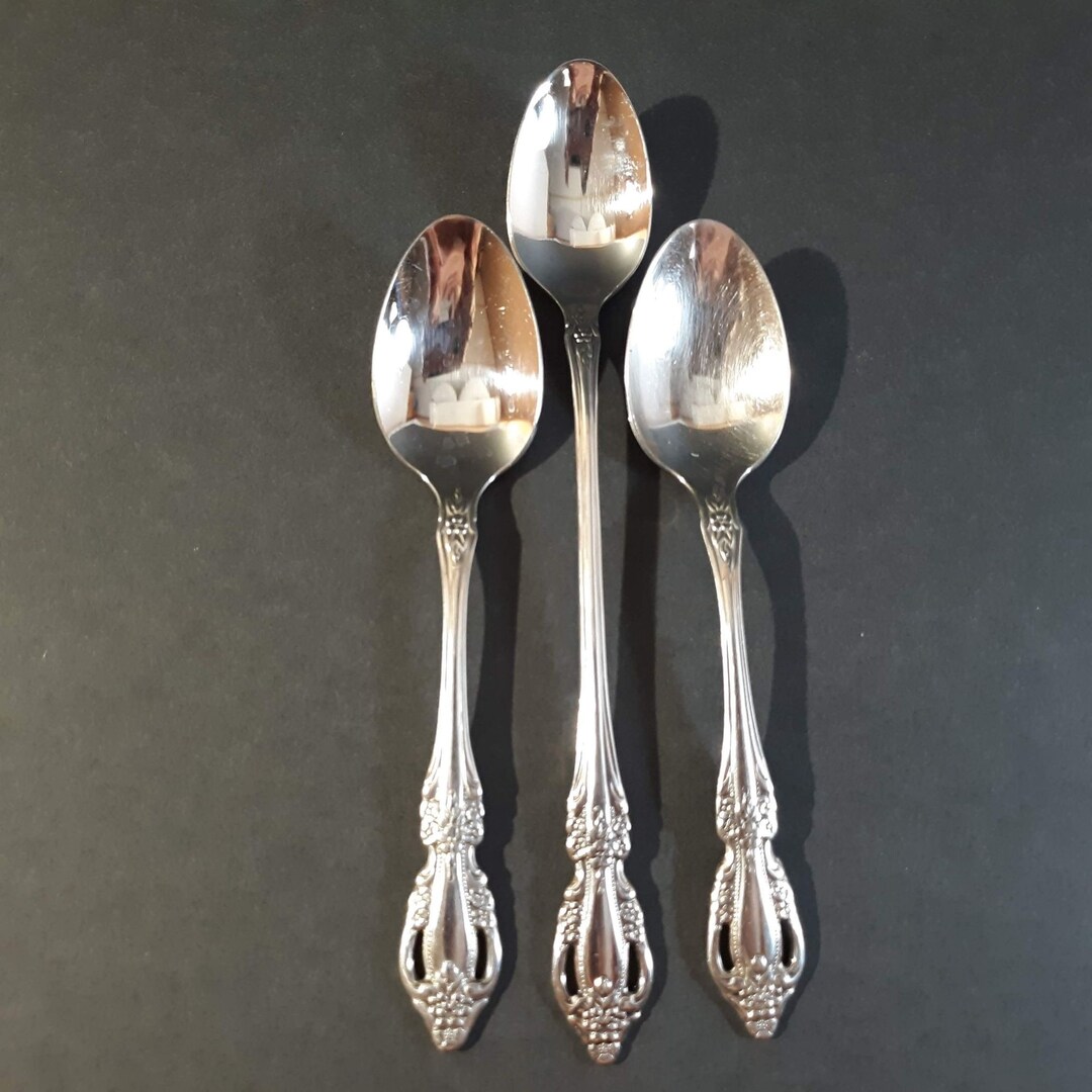 Distinction Deluxe Stainless By Oneida Hh