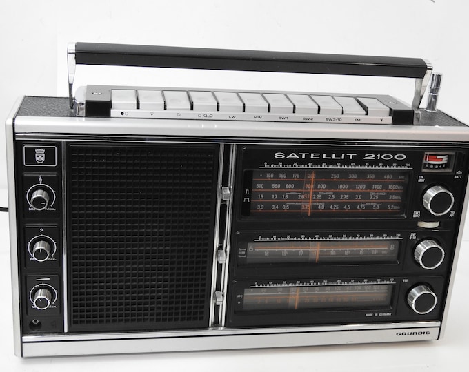Vintage GRUNDIG SATELLIT 2100 Broadcast, Long Wave Sw Plus Fm Am Radio ...