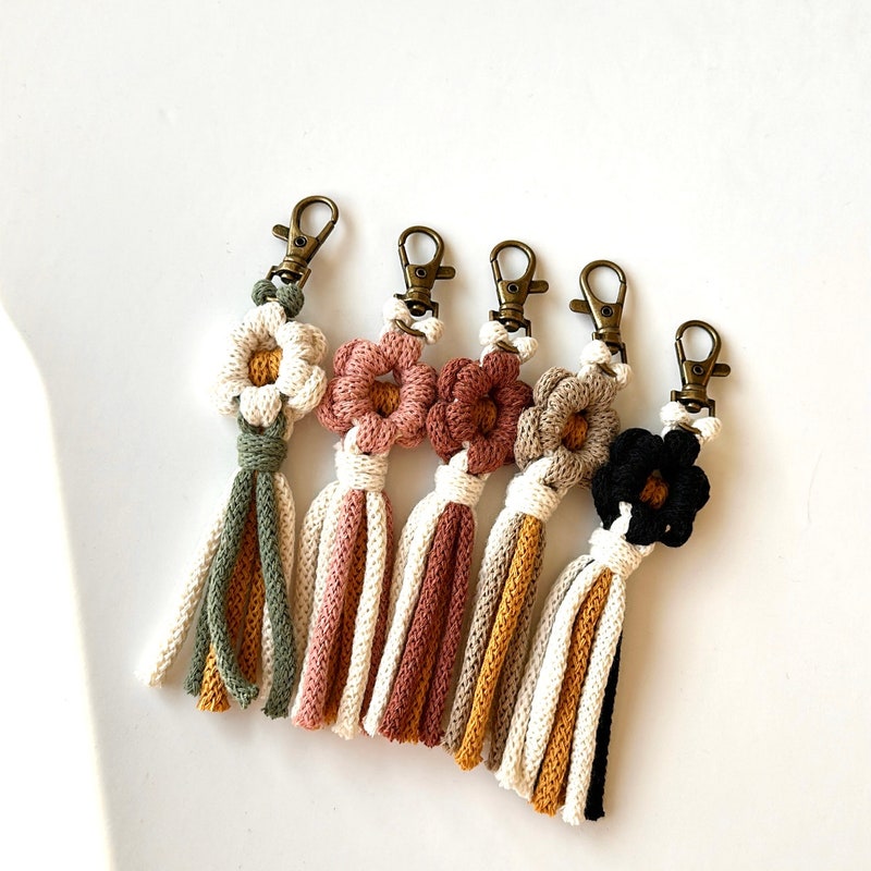 Daisy Keychain - Etsy