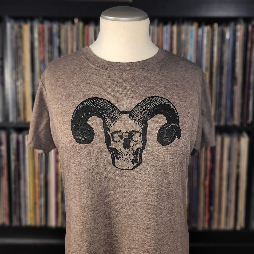 Tiefling Skull T-shirt: Handmade Goth Horror Tee - Etsy
