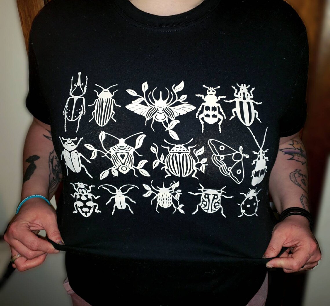 Resplandor en la camiseta de insecto oscuro | Etsy