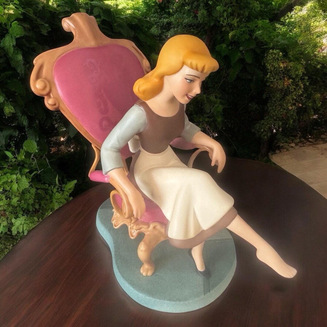 Disney WDCC Cinderella Fit for a Princess Seated in A Chair COA ...