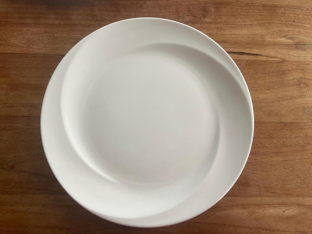 A Gorgeous Wedgwood Bone China Solar Dinner Plate- Dinner Plate- 27cm ...