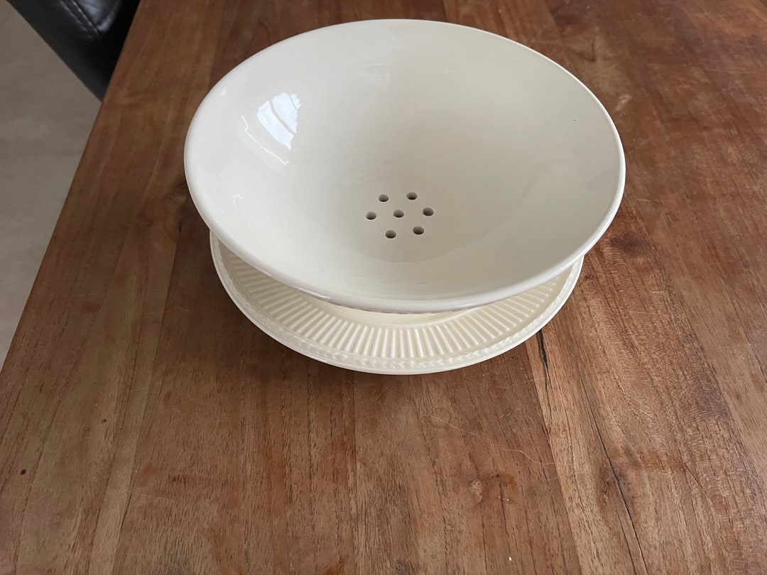A Gorgeous Wedgwood of Etruria & Barlaston Edme- Fruit Test/colander ...