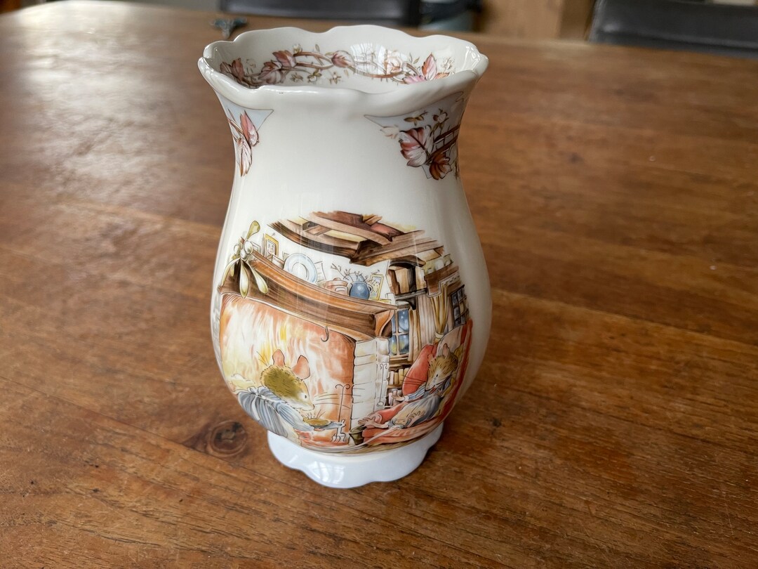 A Beautiful Royal Doulton Brambly Hedge Winter Vase/vase-jill Bar Clamp ...