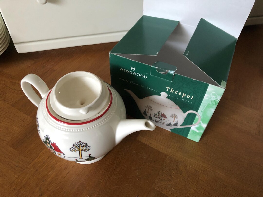 A Gorgeous Vintage Wedgwood Windsor Christmas Large Teapot - Large ...