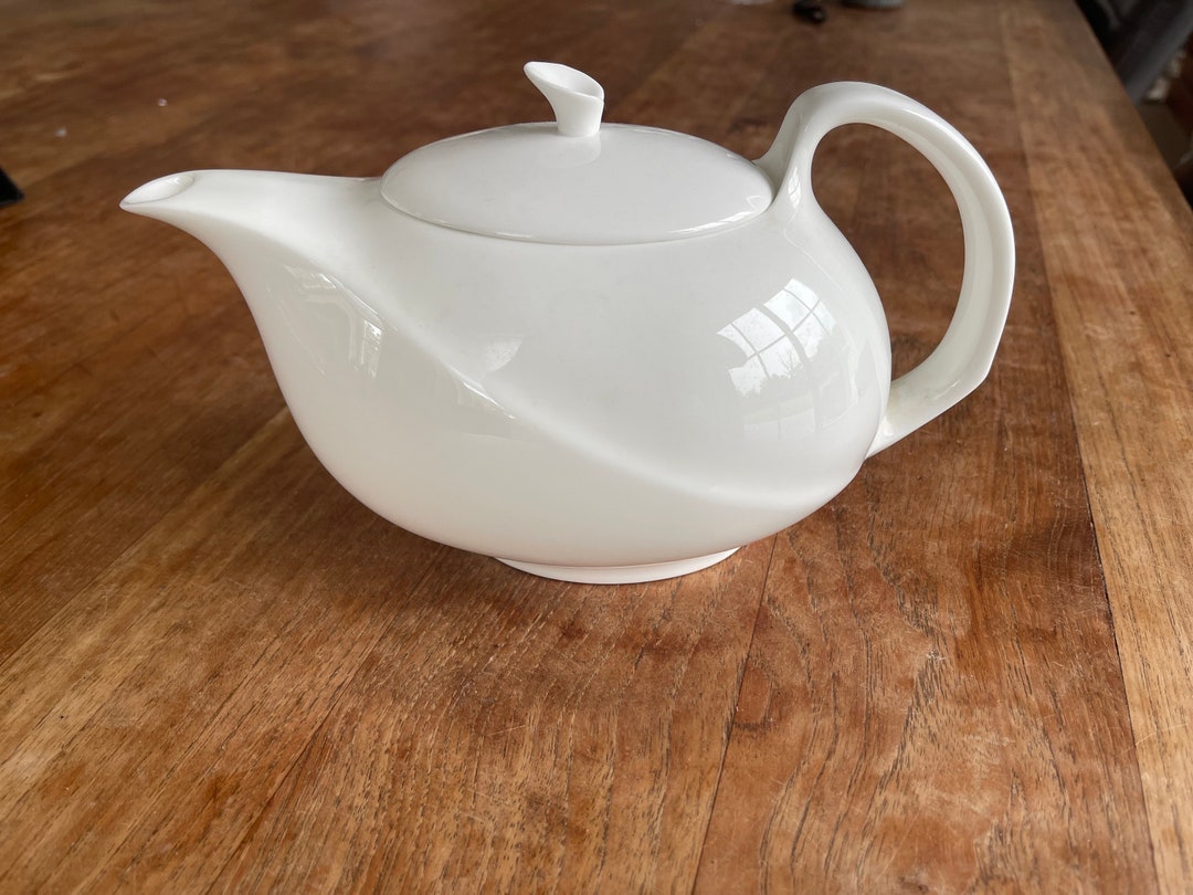 A Vintage Wedgwood Bone China solar Large Teapot Large Teapot White ...