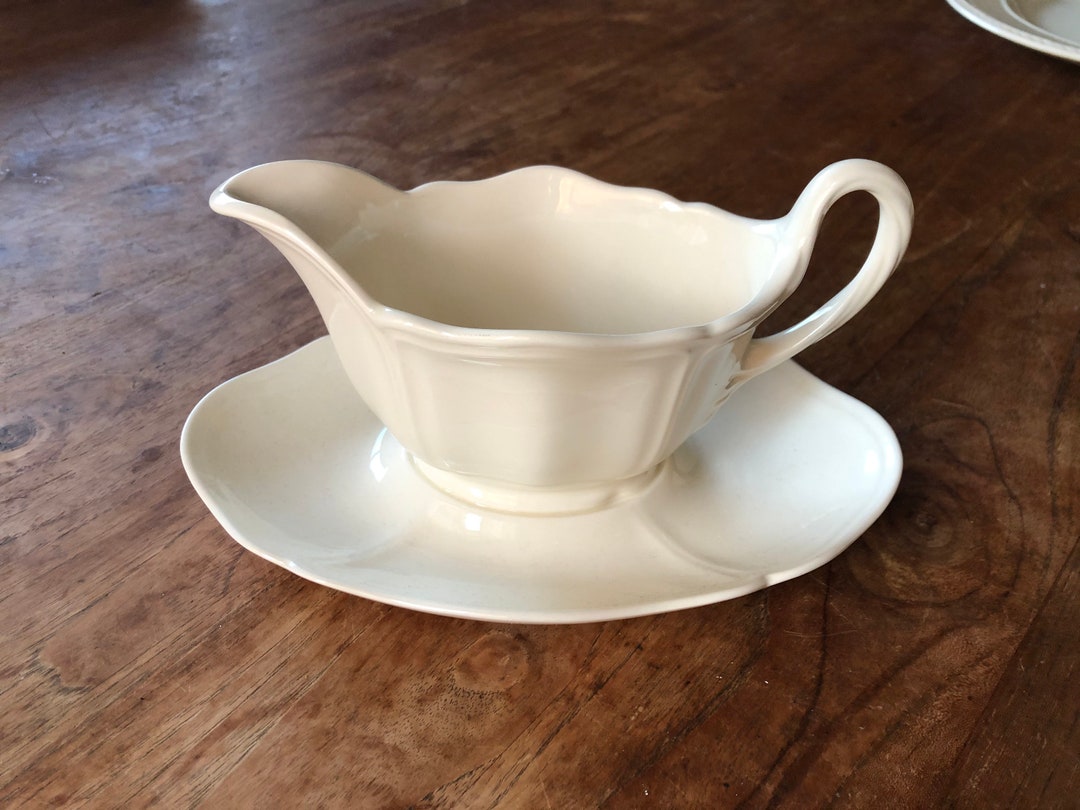 A Gorgeous Elegant Wedgwood Queen's Plain Gravy Boat With Underplate ...