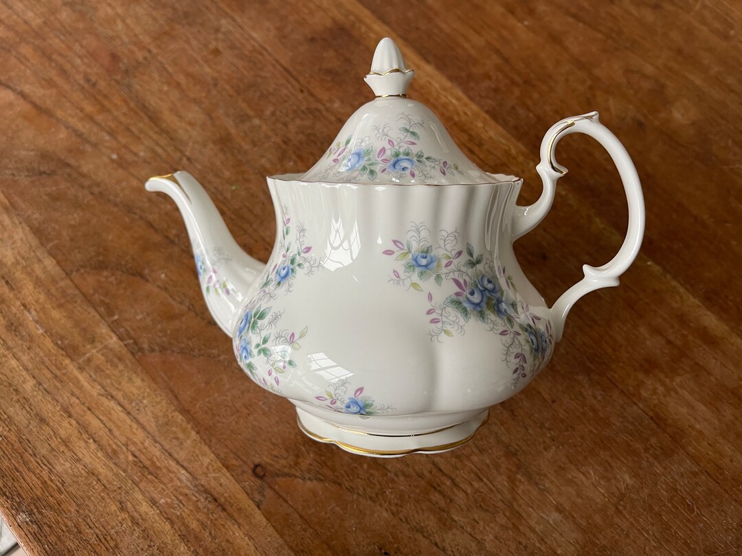 Beautiful Royal Albert Bone China blue Blossom Medium Size Teapot ...