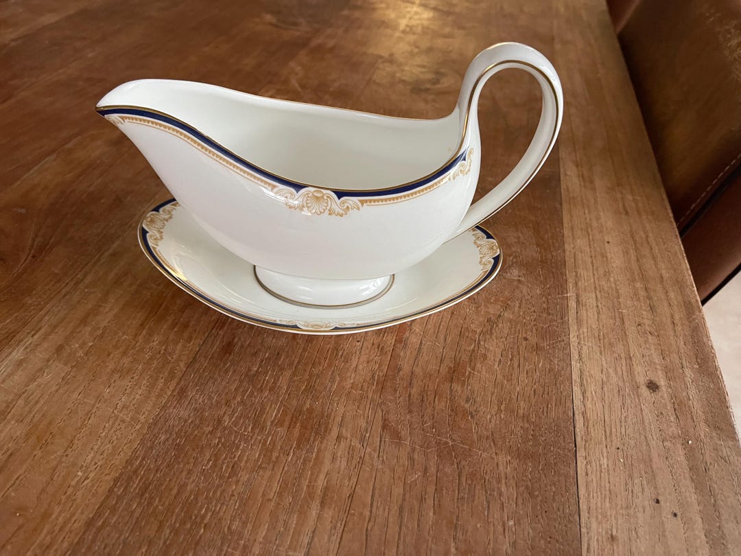 A Gorgeous Vintage Wedgwood- Bone China-cavendish- Gravy Boat/sauce ...