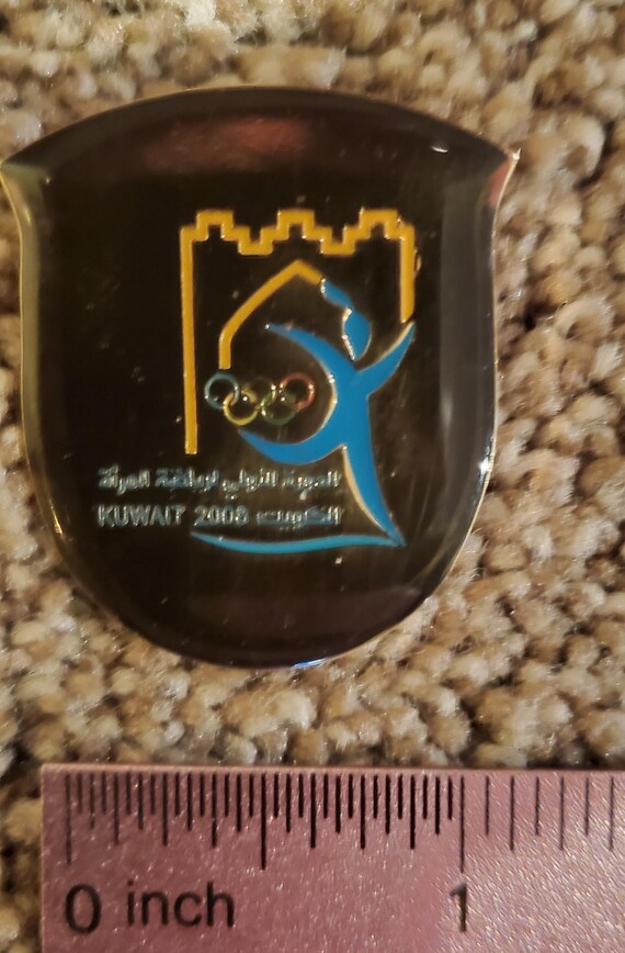 PIN OLYMPIC MASCOT PLAYING TENNIS - Gem