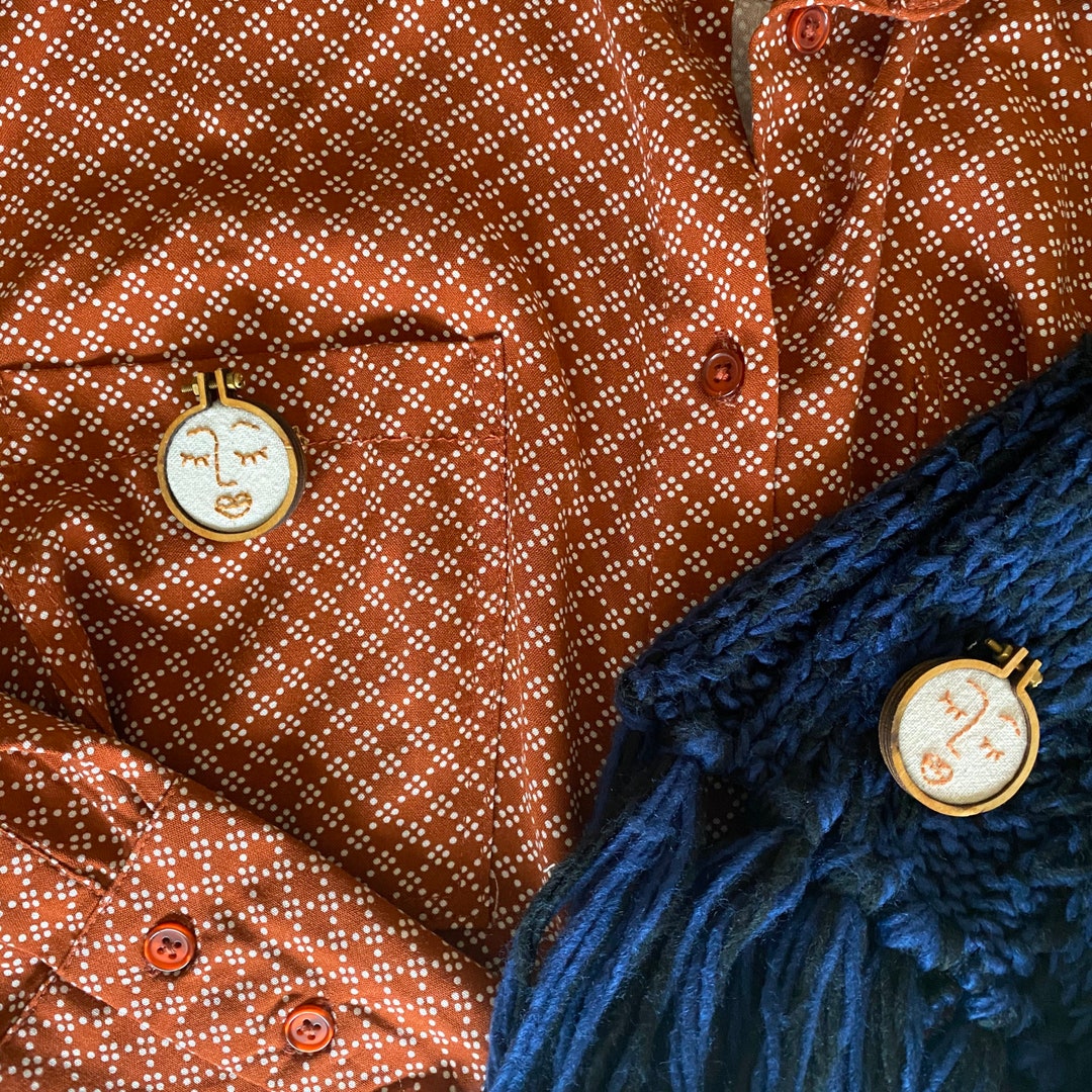 Pin bordado a mano / Broche / Insignia / Boho / Cara / Cosido a mano ...