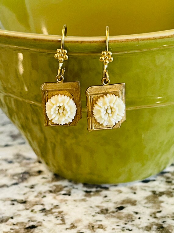 Celluloid Daisy Flower Brass Earrings 1940’s Made In … - Gem