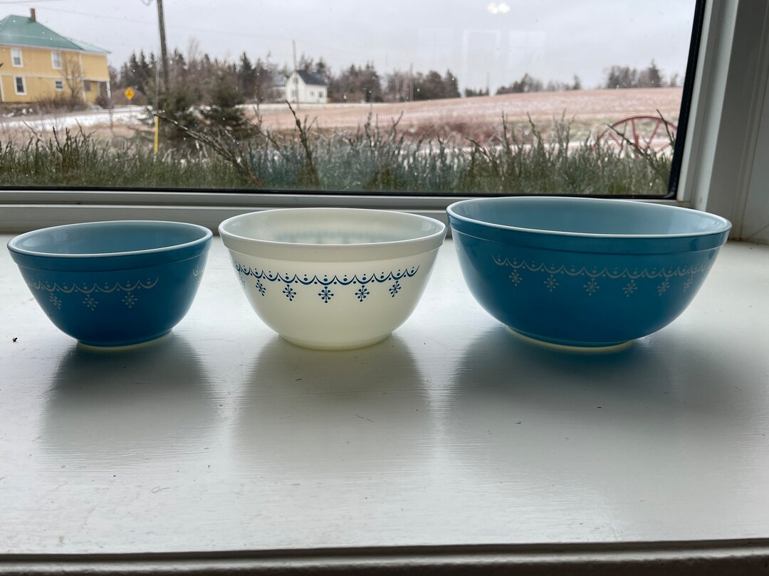 Vintage Pyrex Set of 3 Mixing Bowls, Snowflake Blue/ Garland/ Blue on ...