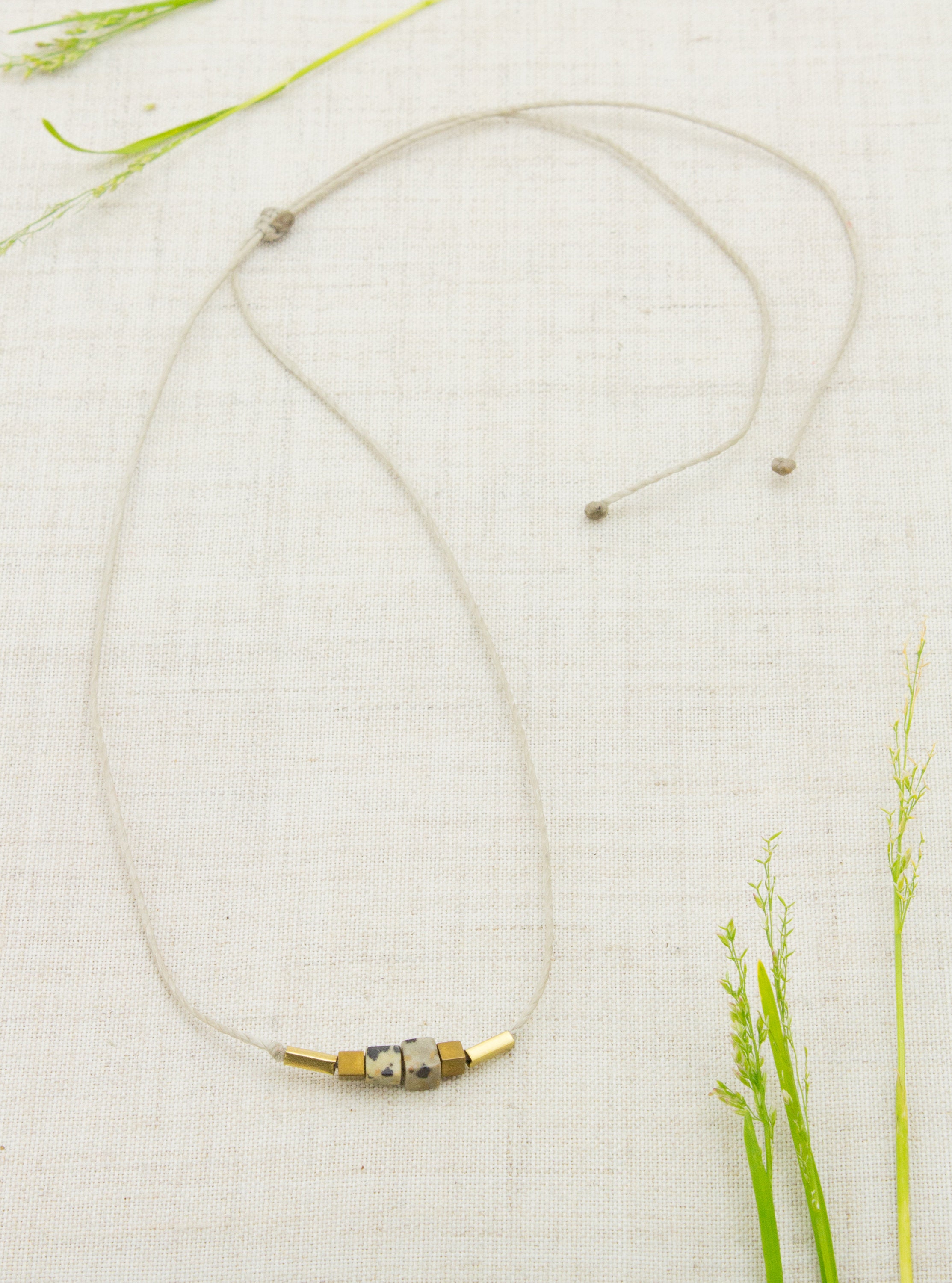 Joyas minmós listas Cadena Macrame . Piedra diferentes colores. Collier ...