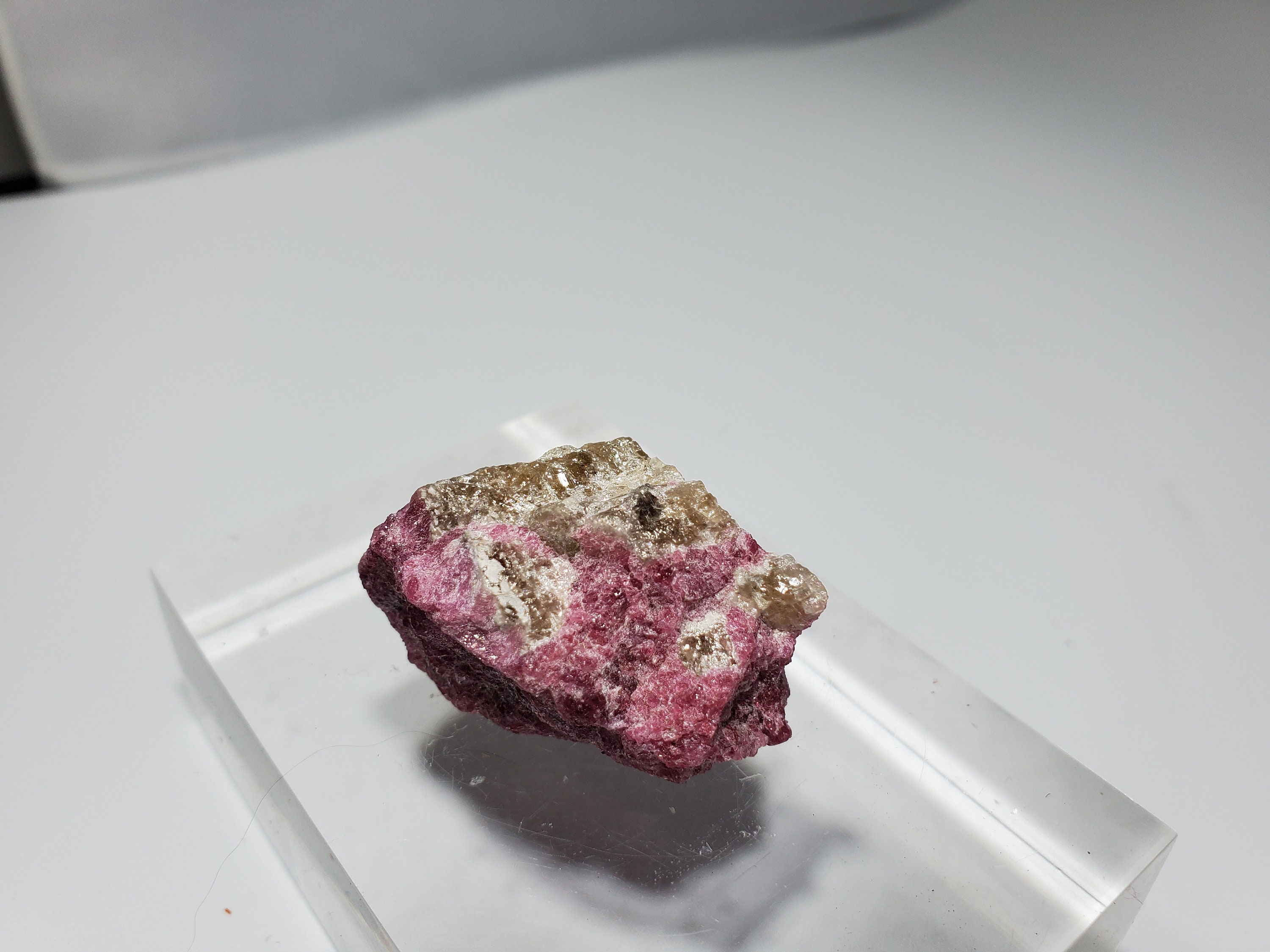 Vlasovite raro en Pink Eudialyte Matrix - Etsy España
