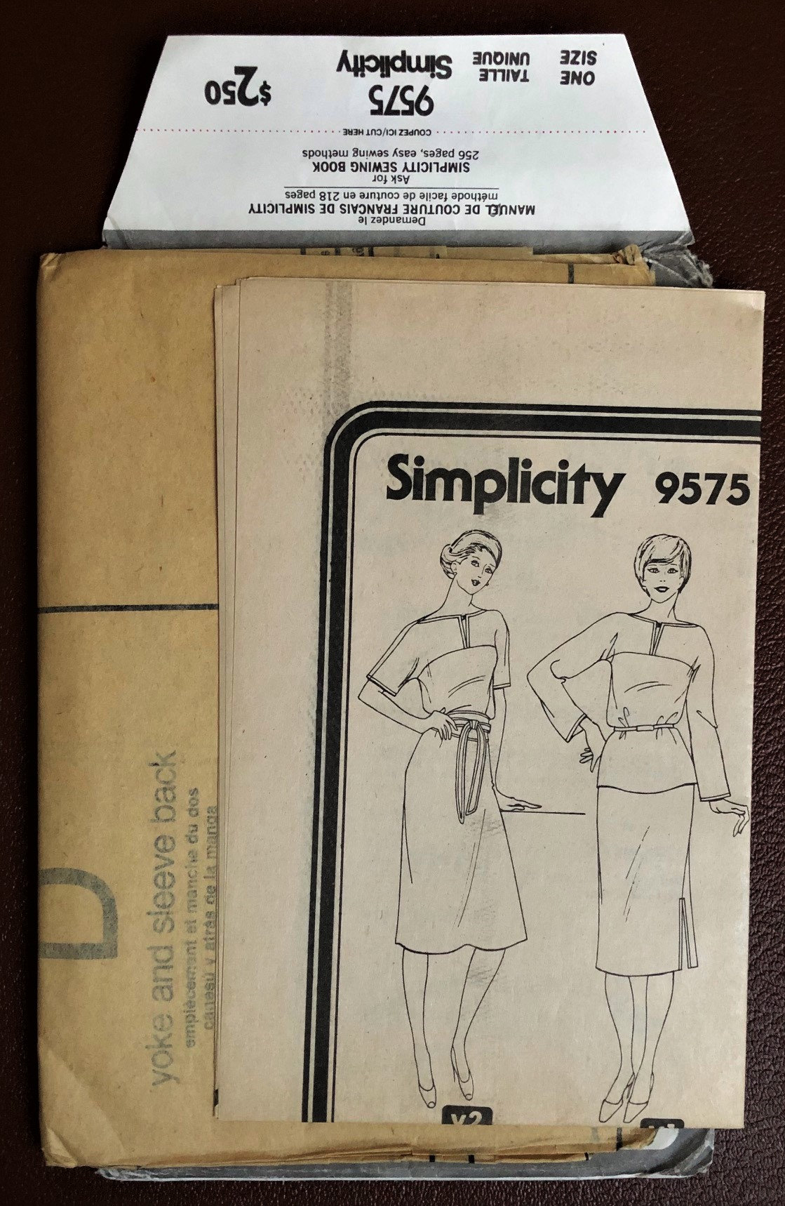 Robe classique des années 1980 ou haut et jupe mince patron de couture ...