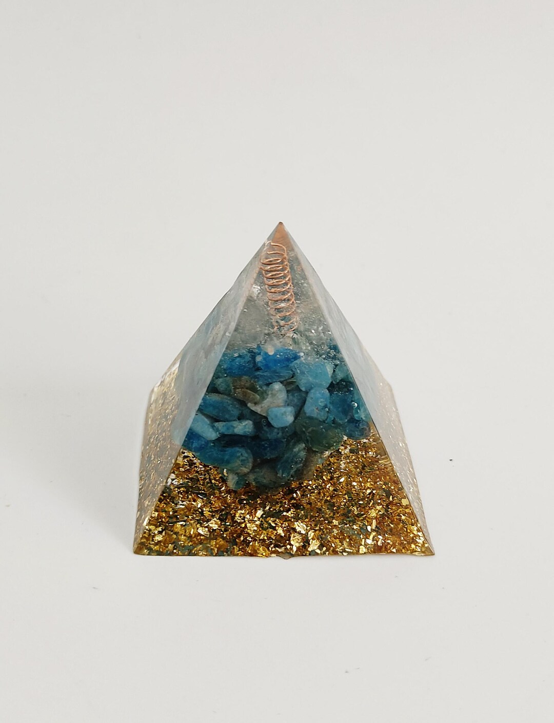 Natural Crystal Gravel Pyramid Resin Statue, Energy Crystal Decor ...