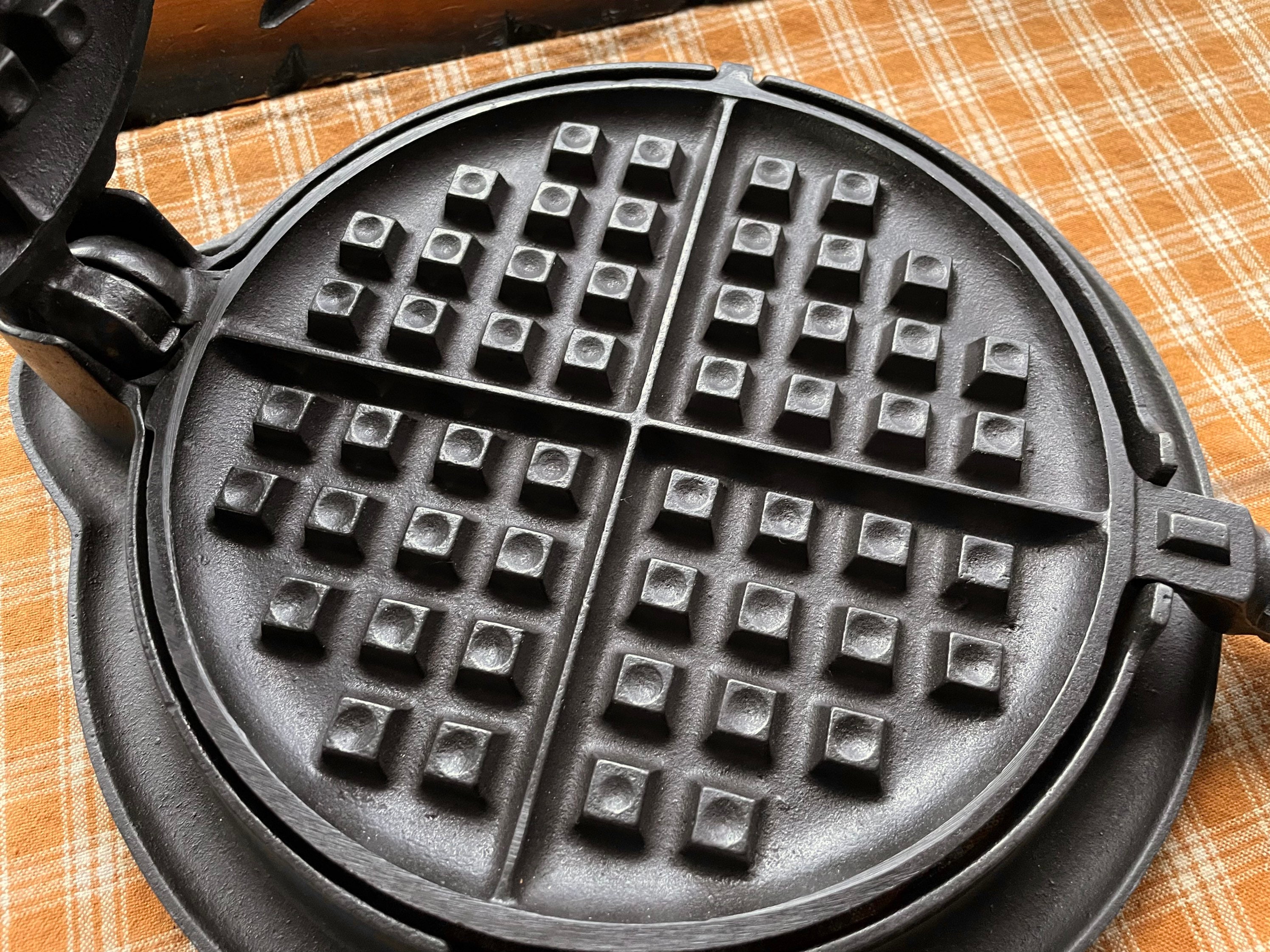 Low Base 8 Waffle Iron Collectible Cast Iron Cookware Majestic No ...