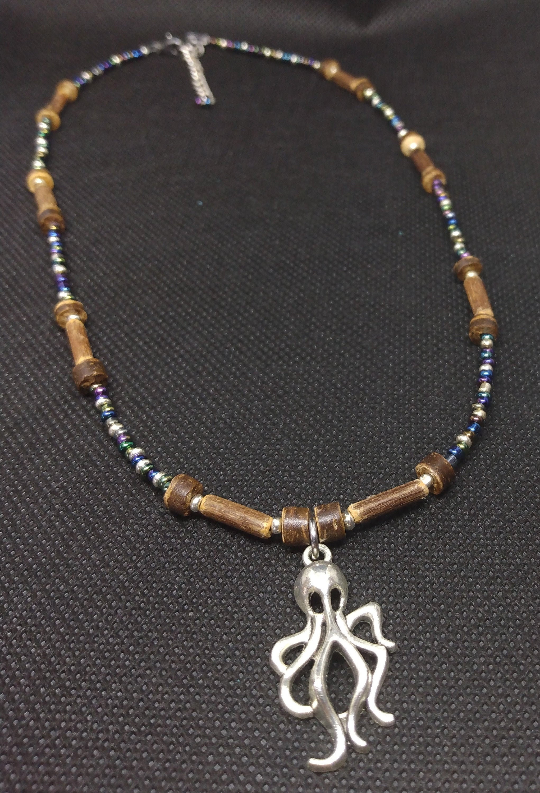 Collar de encanto de cuentas de pulpo pam madera, coco, vidrio checo ...