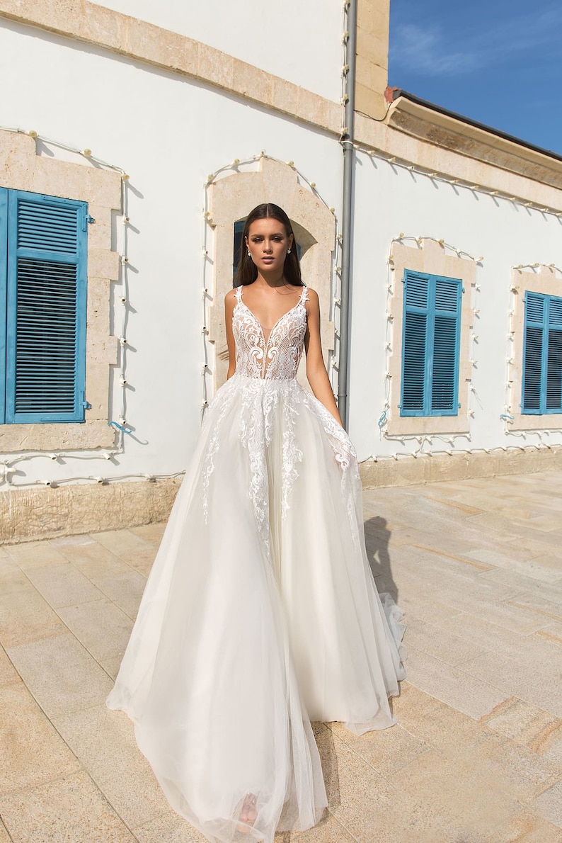 Etsy Guide: 10 Wedding Dresses from Etsy Store: BridallyStore | SMYD