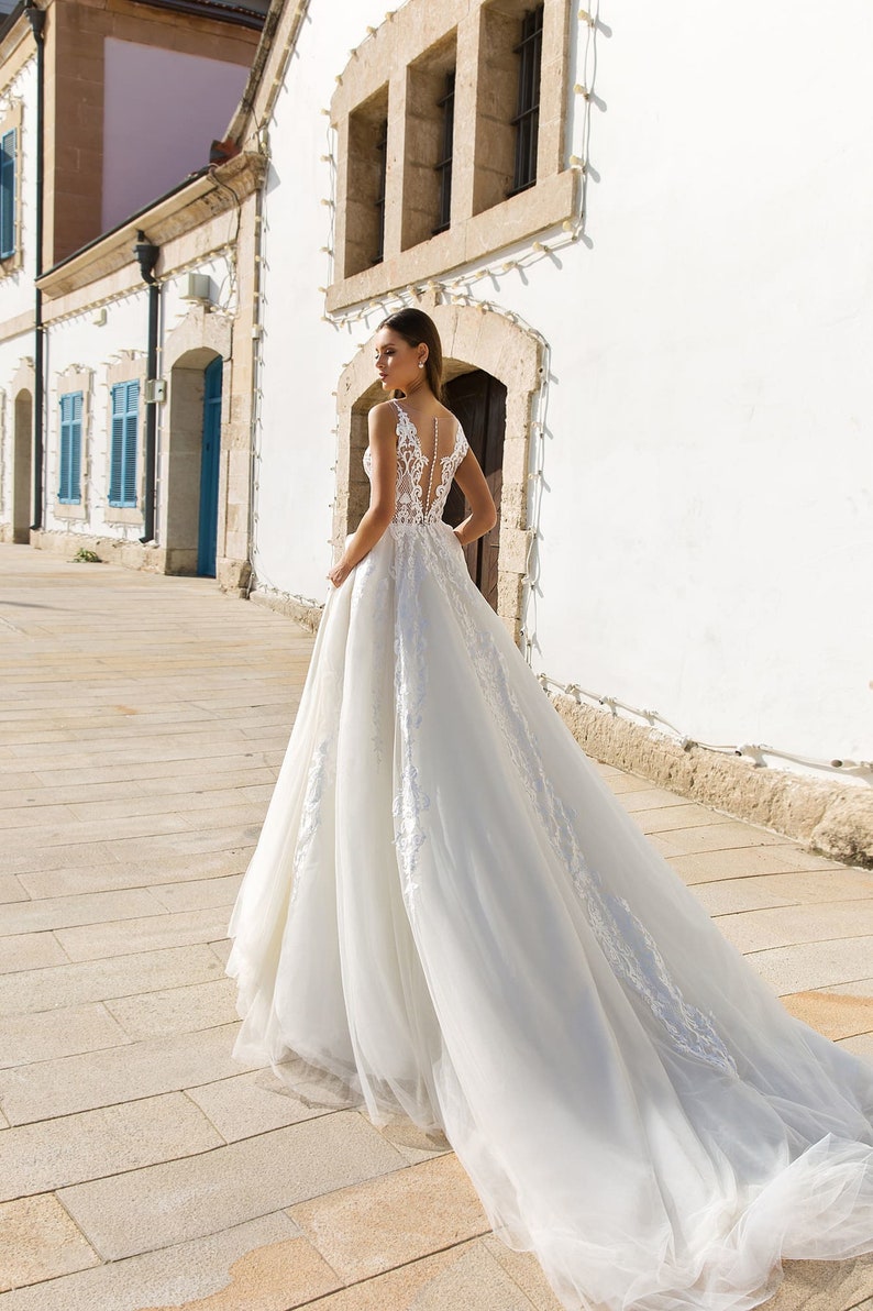 Etsy Guide: 10 Wedding Dresses from Etsy Store: BridallyStore | SMYD