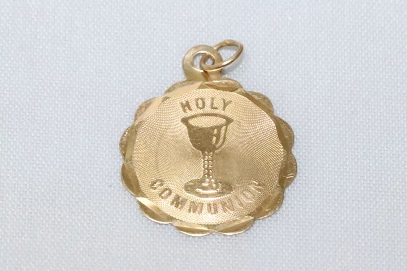 14 KT Gold '' Holy Communion '' Pendant - Etsy