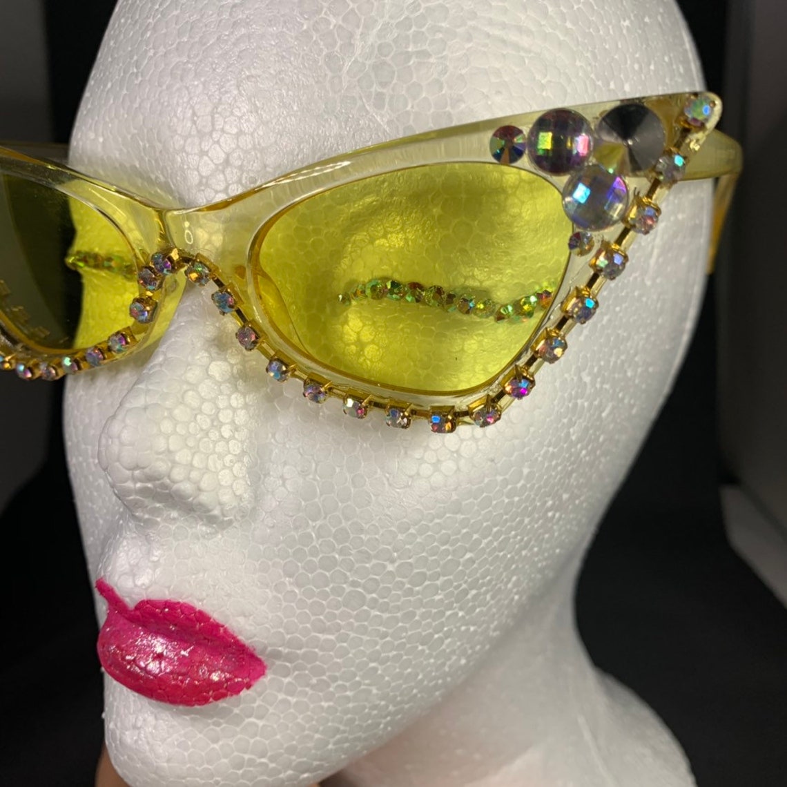 Lunettes de soleil jaunes à l'œil de chat du festival Rave faites à la ...