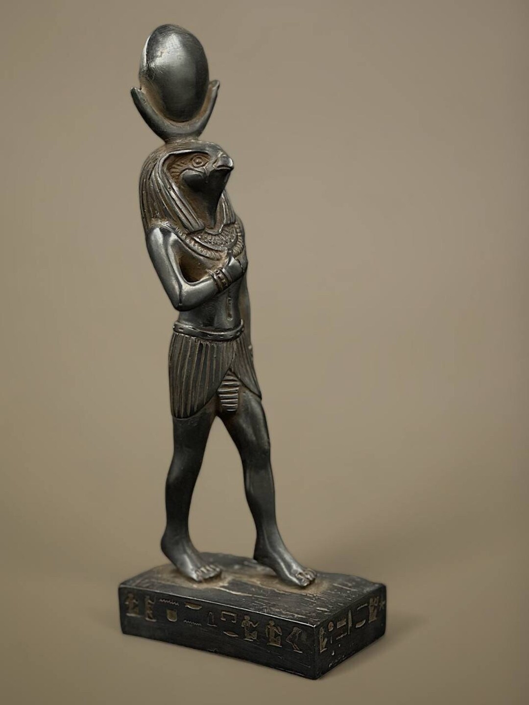 Estatua egipcia antigua del dios sol Ra Harakhte coronada con un disco ...