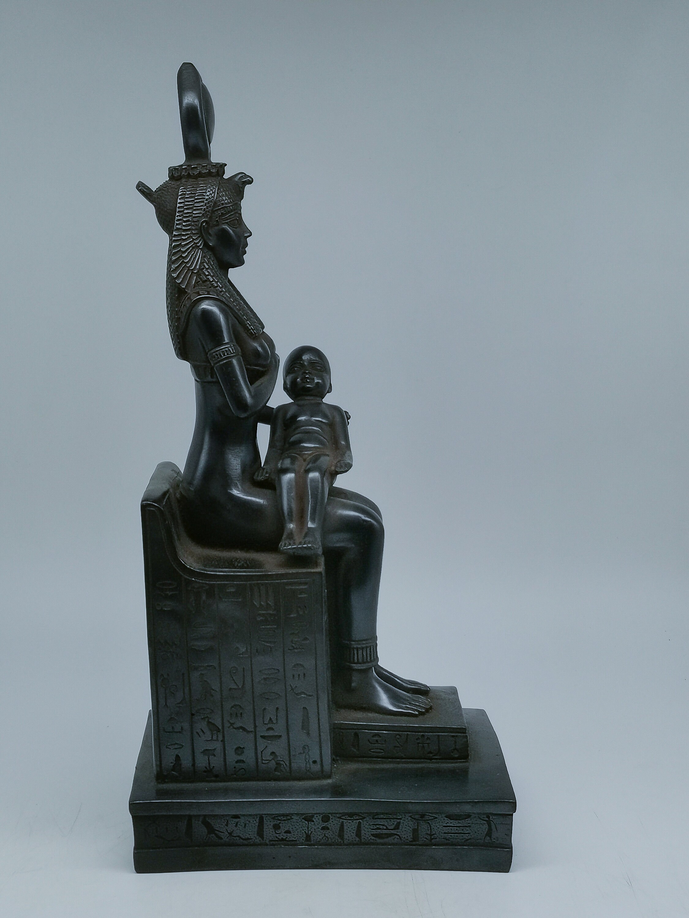 Estatua única de la diosa isis amamantando al bebé Horus negro - Etsy ...