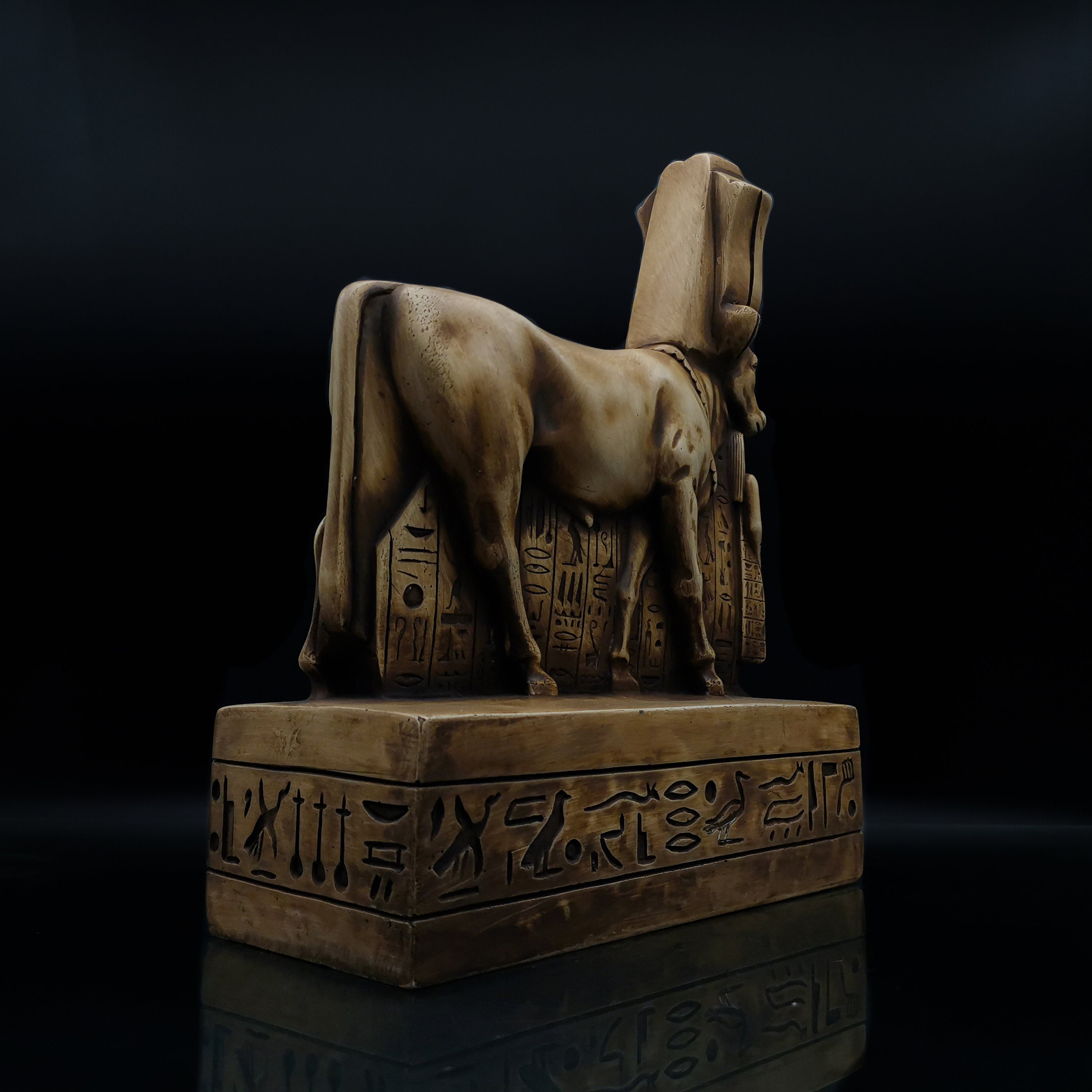 Statue of Hathor Protecting Psamtik This Schist Statue Depicts | Etsy