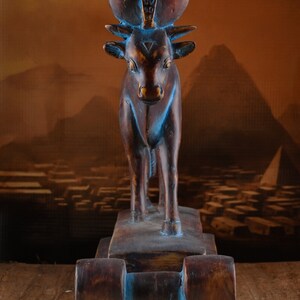 Statue of Hathor Protecting Psamtik This Schist Statue Depicts ...